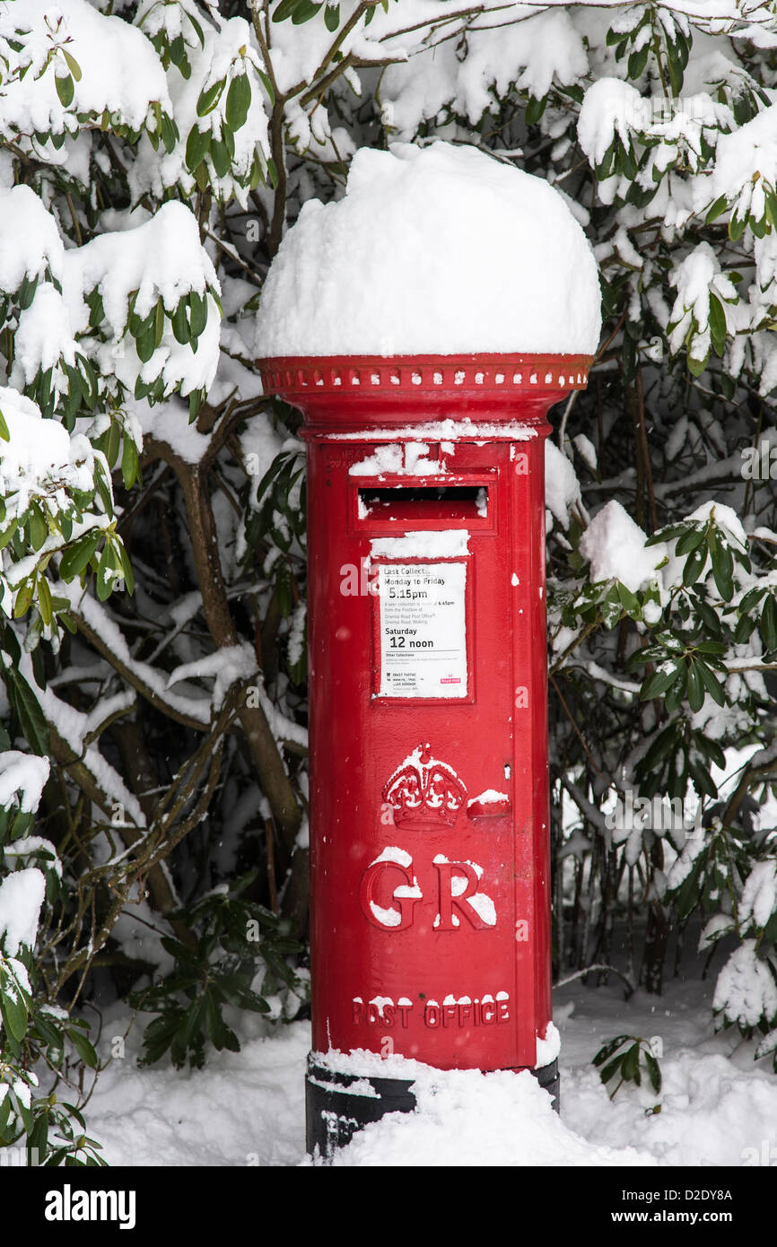 Red pillar box hi-res stock photography and images - Alamy
