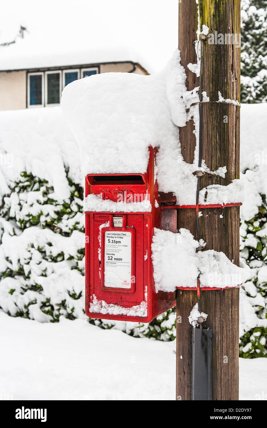 Red pillar box hi-res stock photography and images - Alamy
