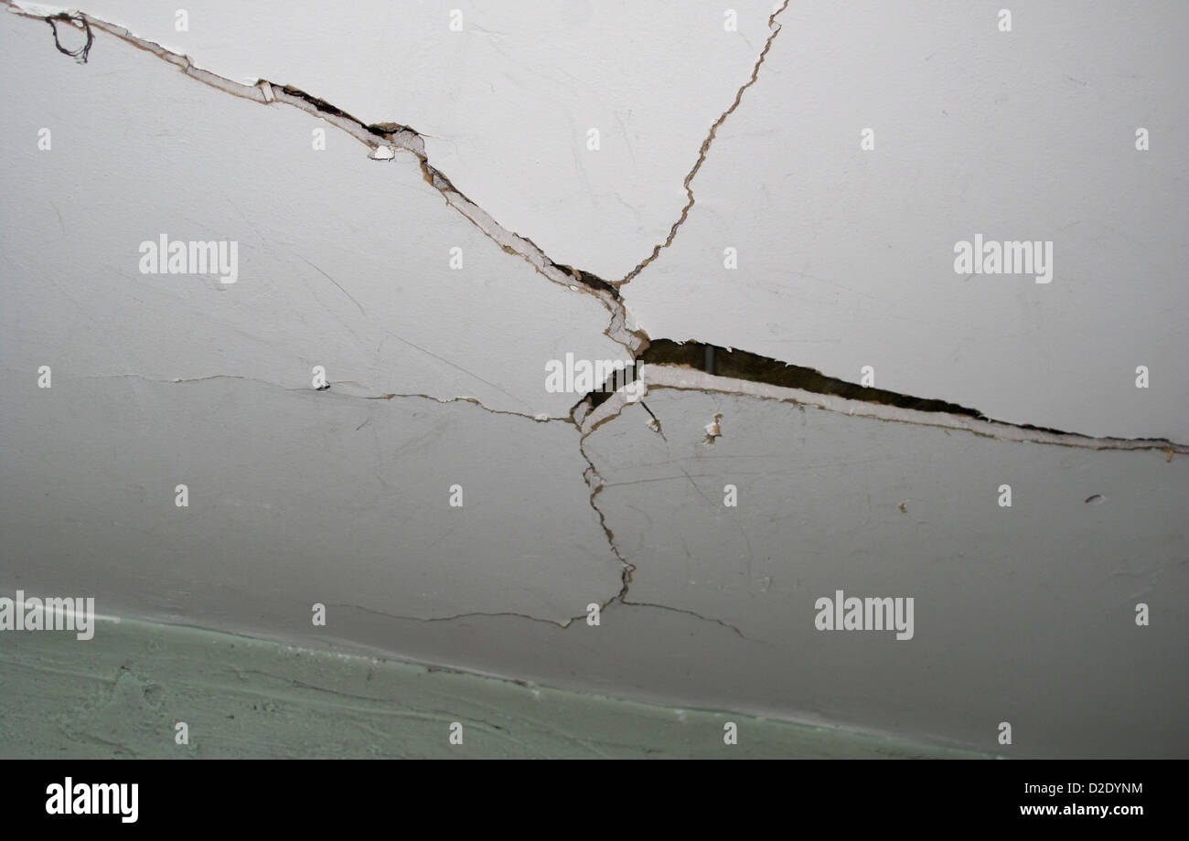 Collapsing ceiling plasterwork cracking Stock Photo - Alamy