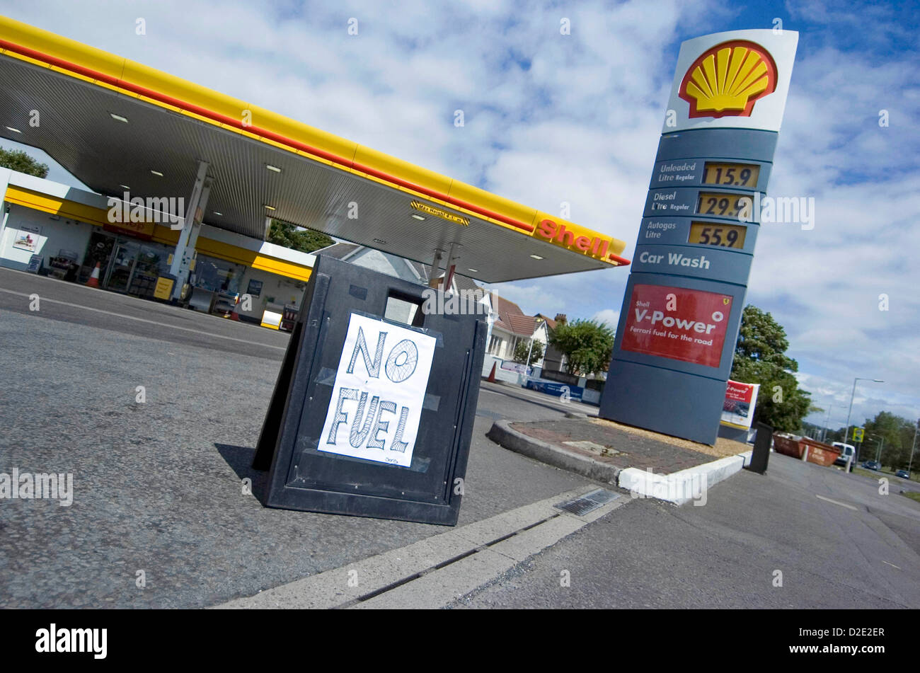 Welsh shell petrol station hi-res stock photography and images - Alamy