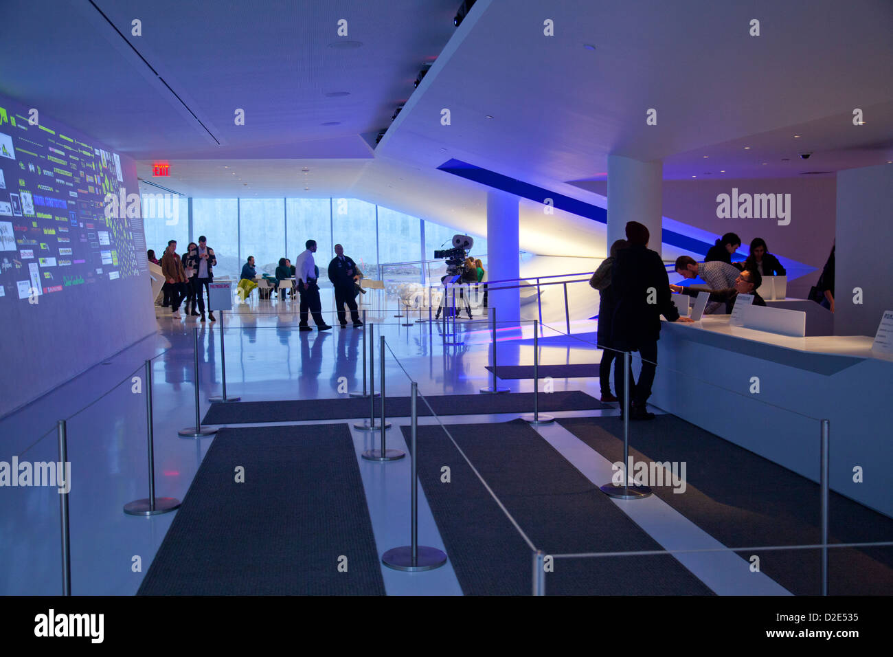 Security guard museum hi-res stock photography and images - Alamy