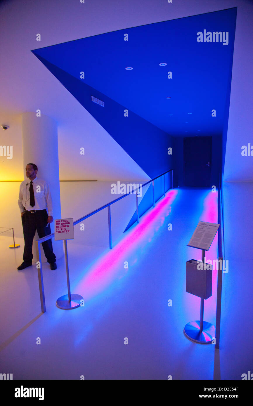 Security guard museum hi-res stock photography and images - Alamy