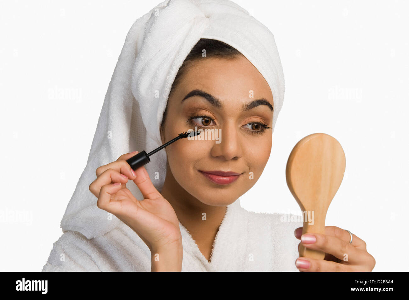 Woman applying mascara Stock Photo - Alamy