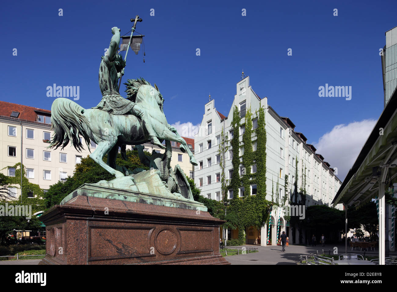 St george dragon sculpture hi-res stock photography and images - Alamy