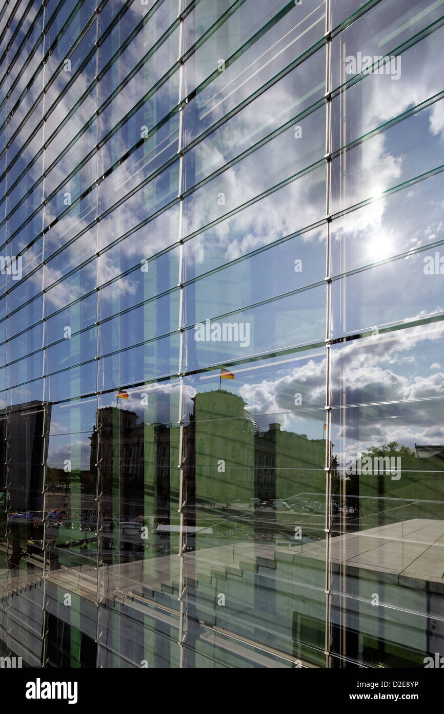 Berlin, Germany, mirroring the Reichstag in a glass facade Stock Photo ...