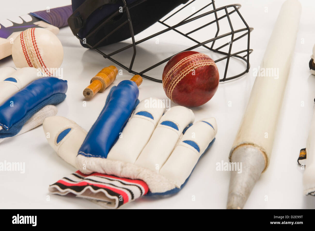 Cricket bat ball wicket isolated hi-res stock photography and images ...