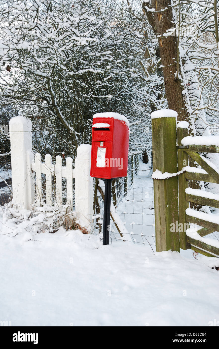Snow covered post box hi-res stock photography and images - Alamy