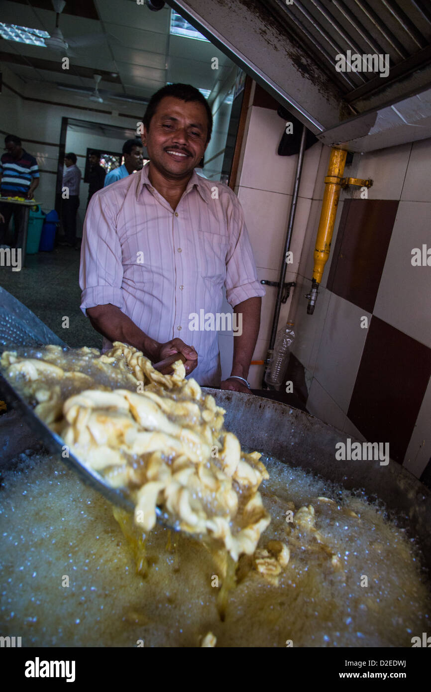 Deep frying hi-res stock photography and images - Alamy