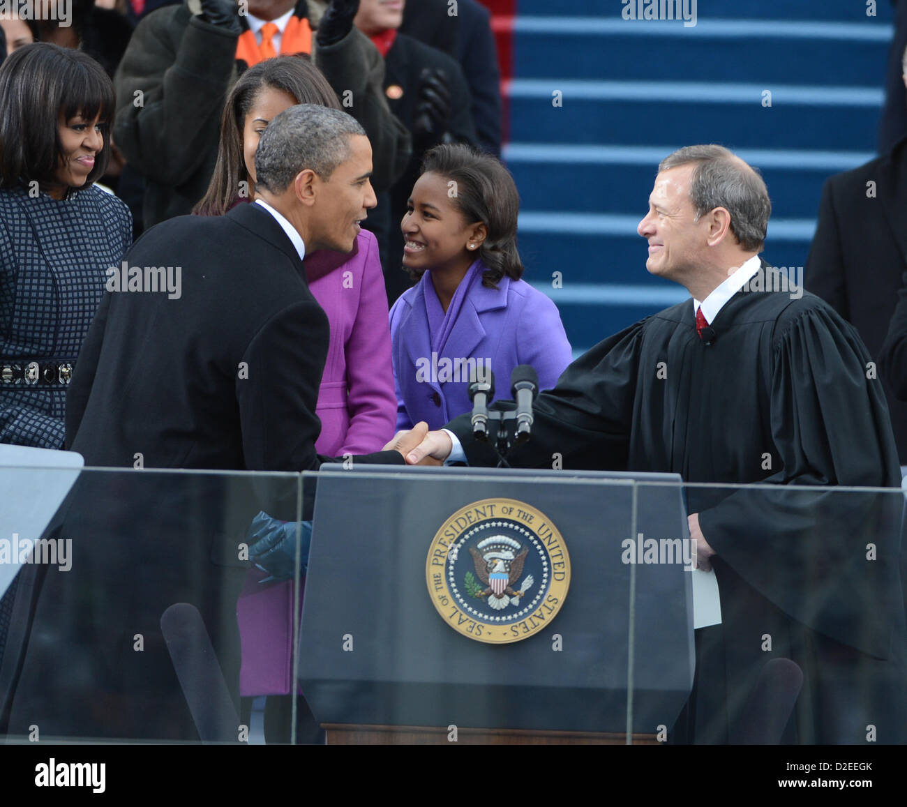 Obama shakes hands john roberts hi-res stock photography and images - Alamy