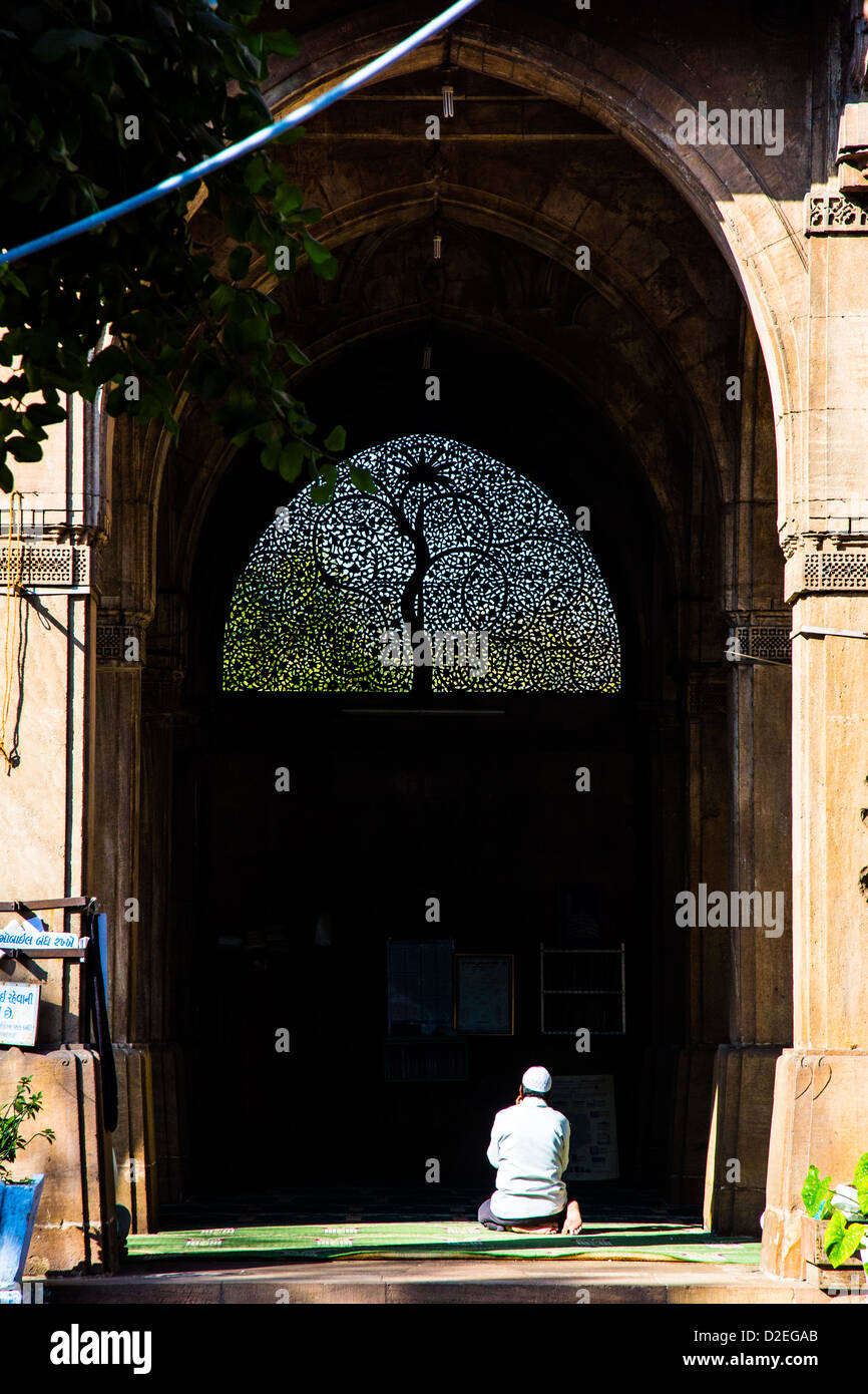 Ornate carved Jali at Sidi Sayyid Mosque, Ahmedabad, Gujarat, India ...