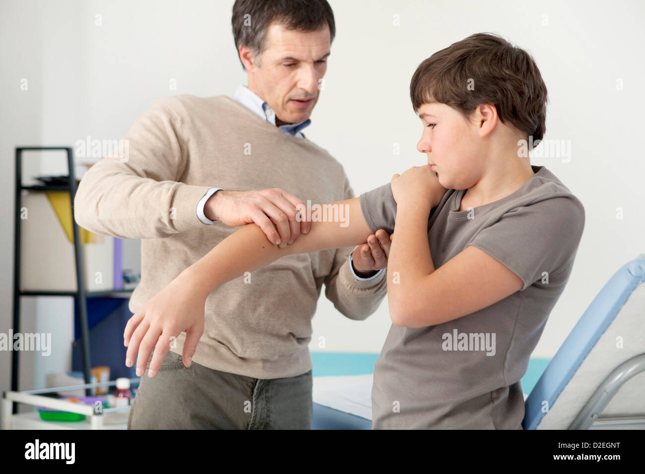 CONSULTATION, CHILD IN PAIN Stock Photo - Alamy