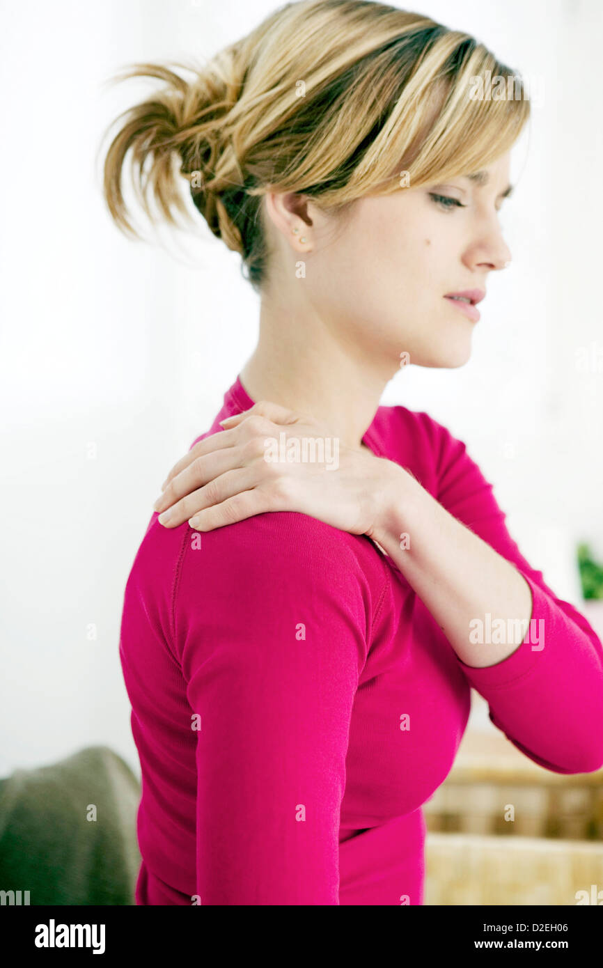 SHOULDER PAIN IN A WOMAN Stock Photo - Alamy