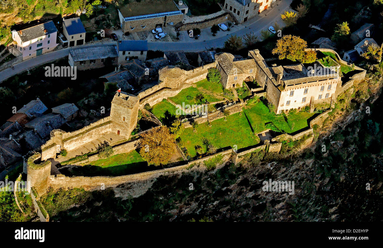 France, Aveyron: In the valley of the Tarn village Brousse le Chateau ...