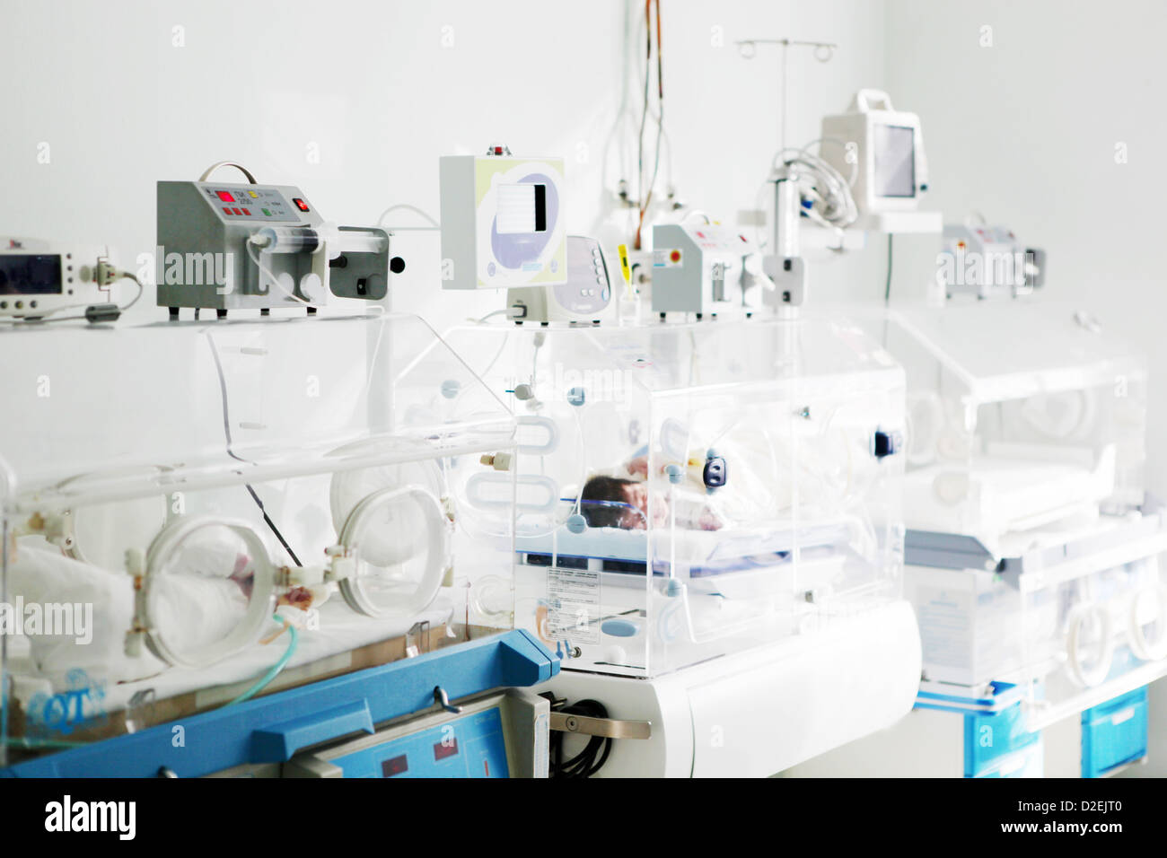 Mother baby hospital incubator hi-res stock photography and images - Alamy