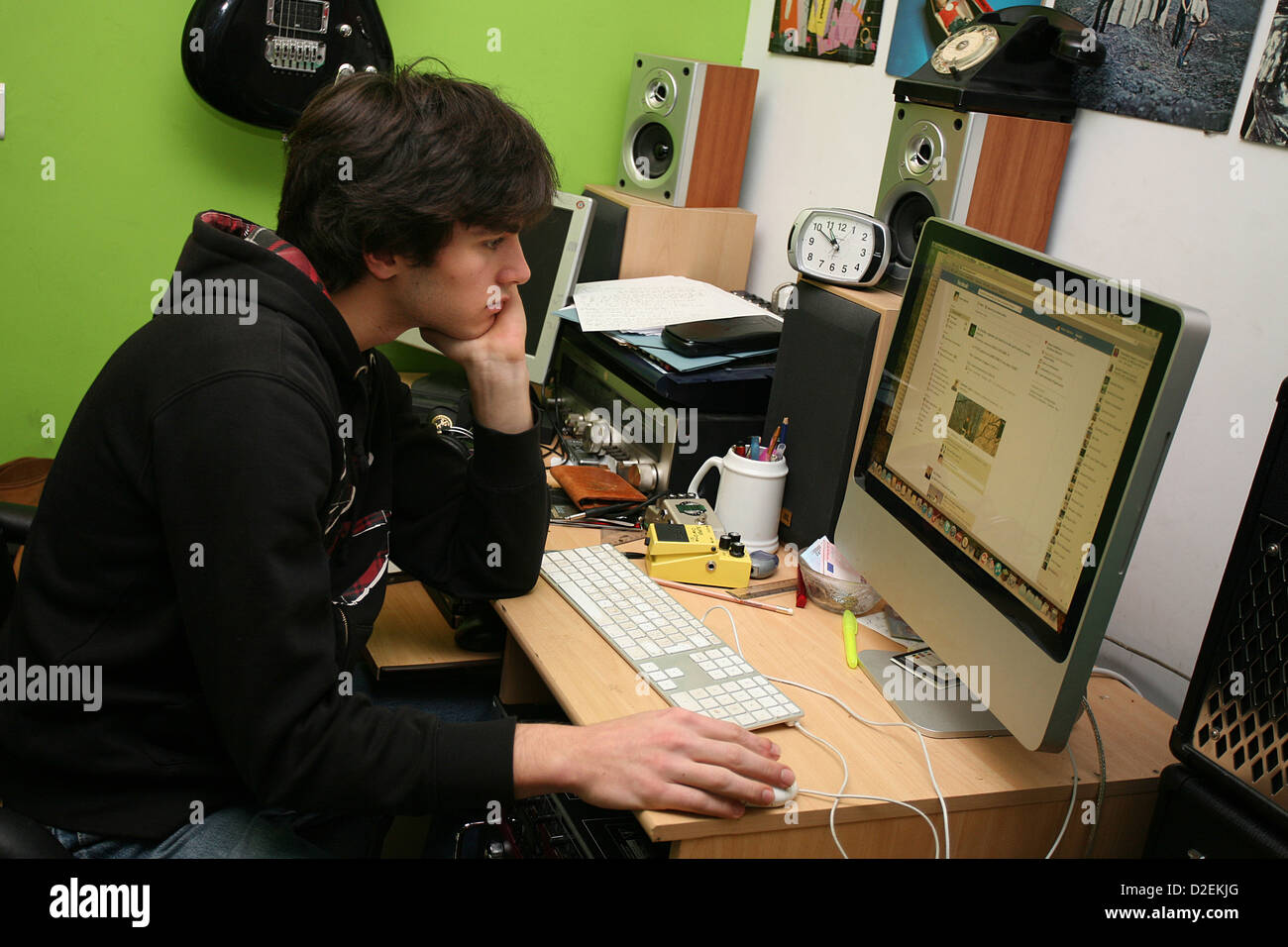 TEENAGER AT A COMPUTER Stock Photo - Alamy