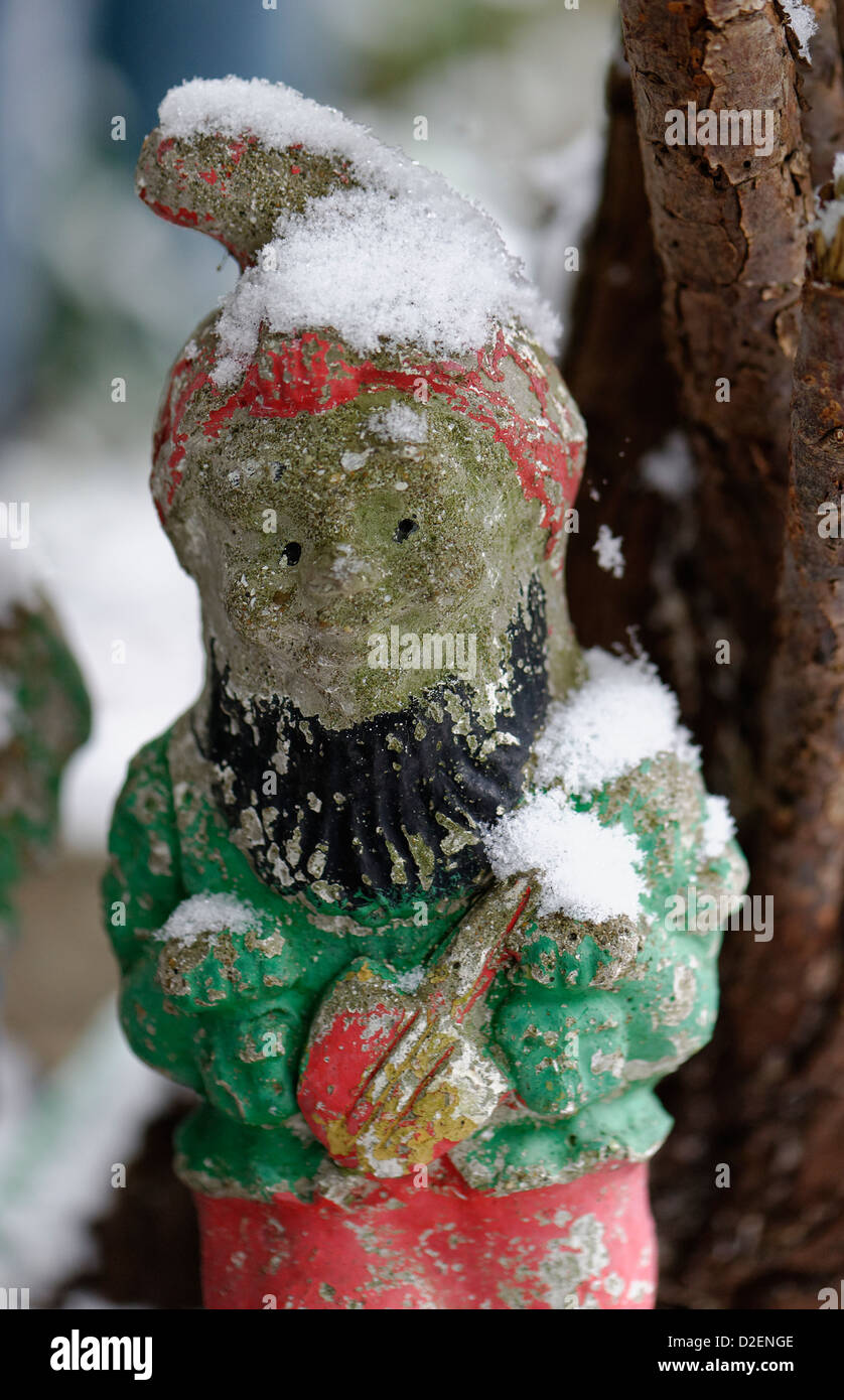 Garden gnome snow hi-res stock photography and images - Alamy