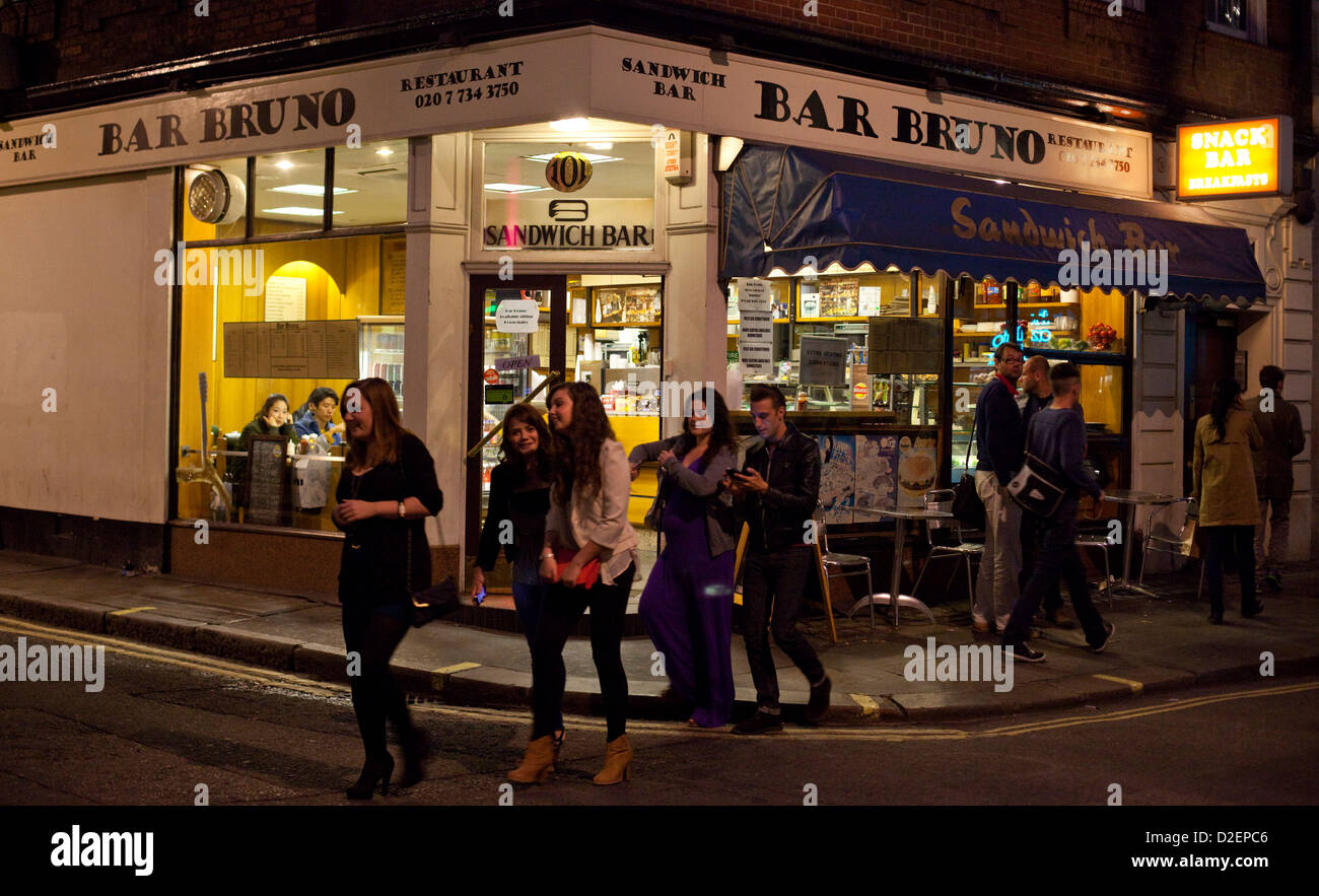 Night street scene hi-res stock photography and images - Alamy
