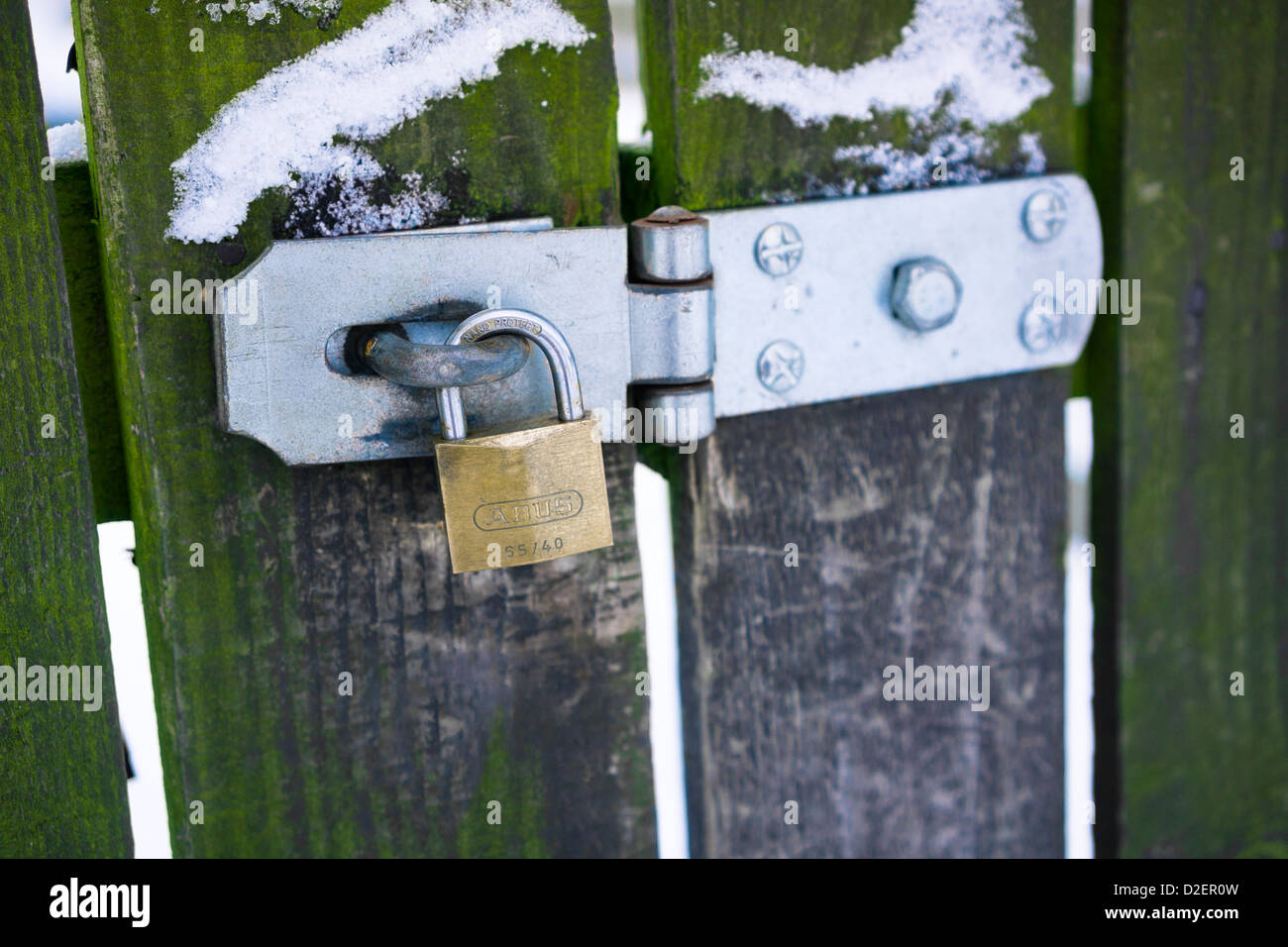 A padlocked gate keeping people out Stock Photo - Alamy
