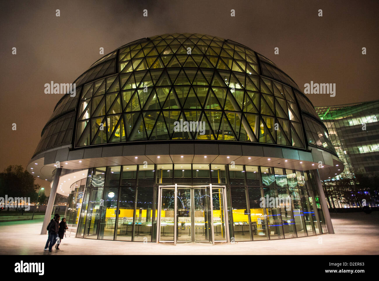 The London City Council building on the Thames embankment at night ...