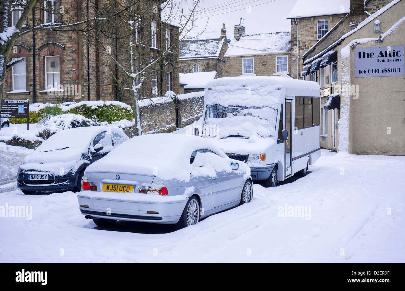 Cars stranded in snowy winter conditions Stock Photo - Alamy