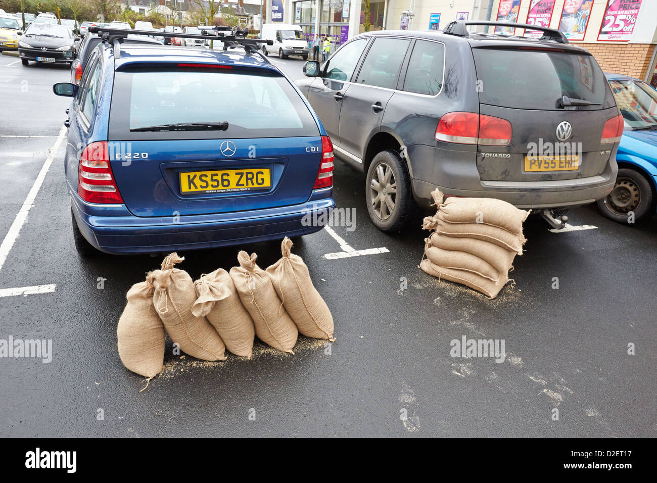 Filling sandbags sand hi-res stock photography and images - Alamy
