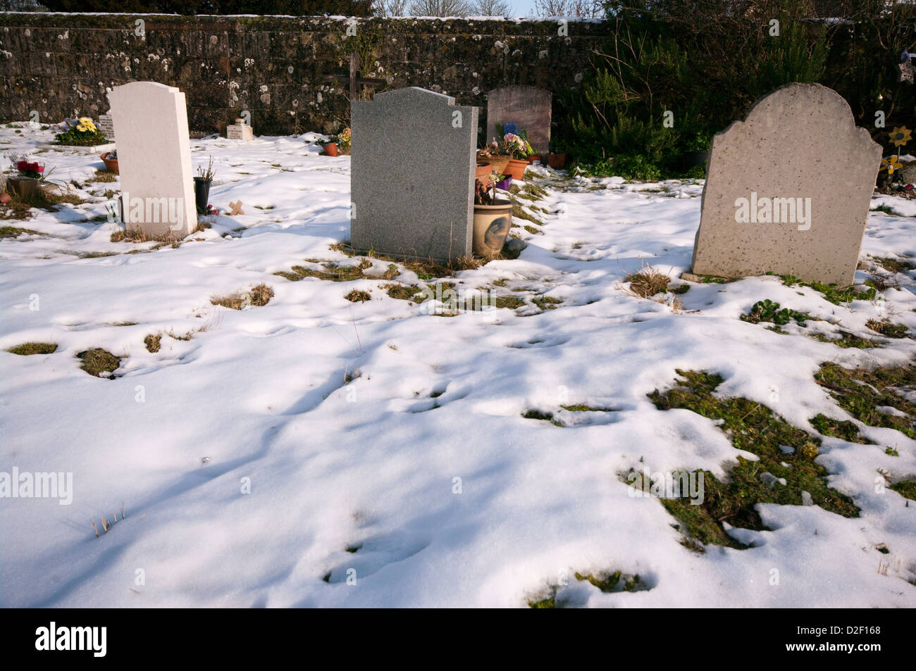 Graveyard snow graves hi-res stock photography and images - Alamy