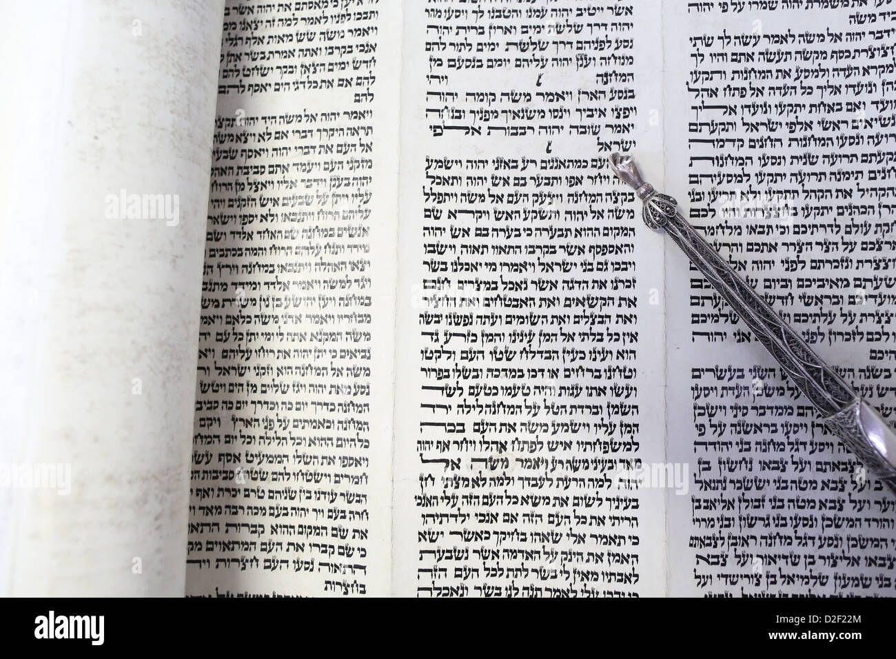 Reading torah pointer hi-res stock photography and images - Alamy