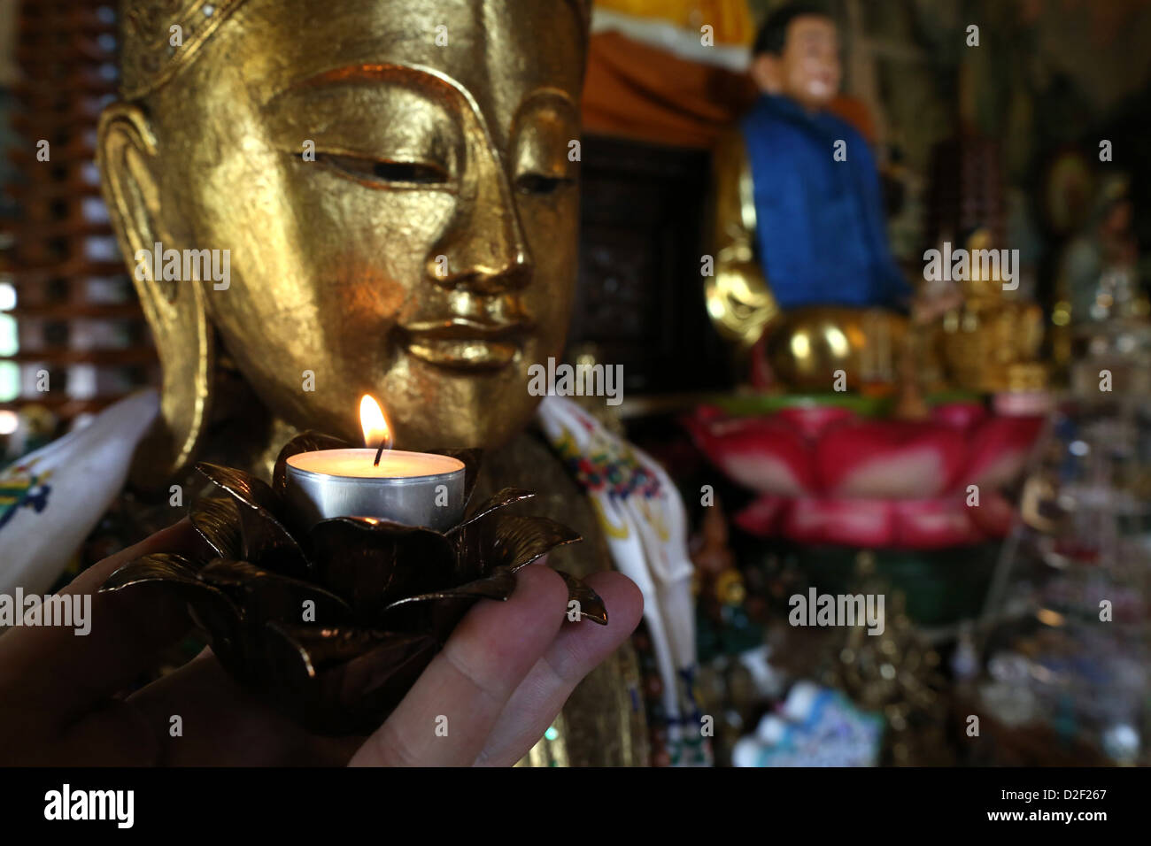 Tu An Buddhist temple. Candle Stock Photo - Alamy