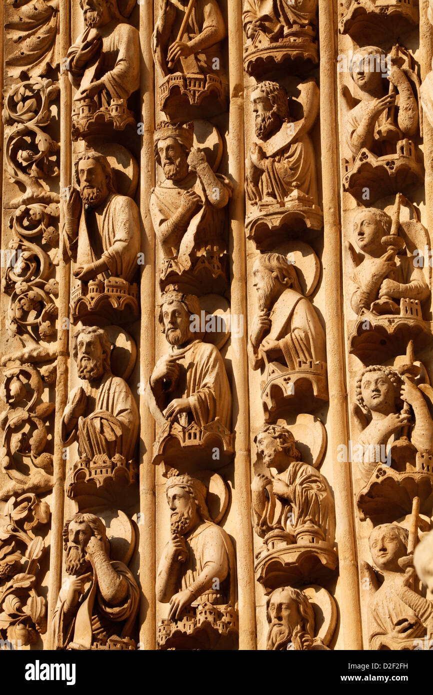 Notre Dame cathedral, Paris. Western facade arch sculptures Paris ...