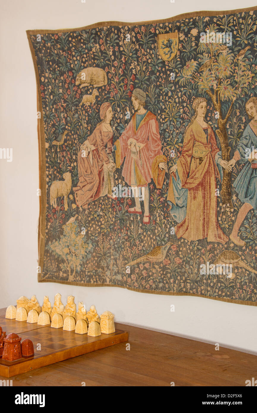 Medieval tapestry wall hi-res stock photography and images - Alamy