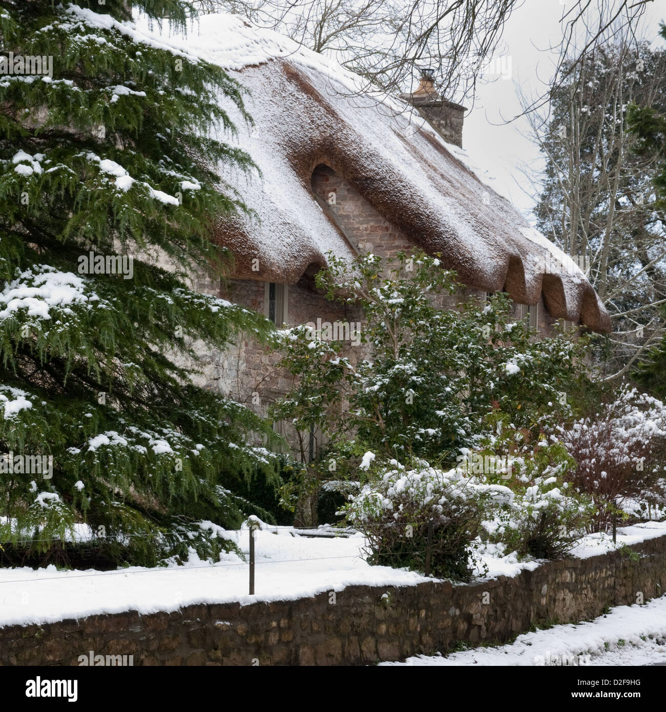 Thatched Cottage Snow Uk Stock Photos & Thatched Cottage Snow Uk Stock ...