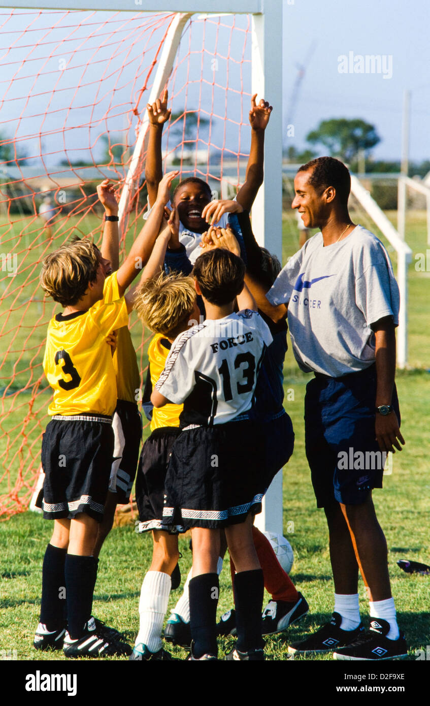 Girls football huddle hi-res stock photography and images - Alamy