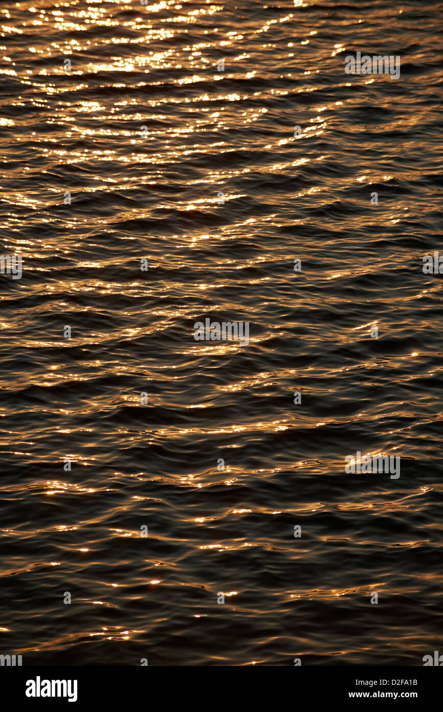 Reflecting waves hi-res stock photography and images - Alamy