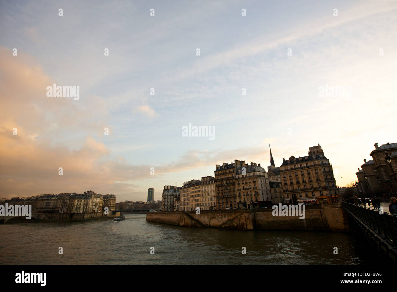 Sunset view of the Seine River and historic buildings on Île de la Cité ...