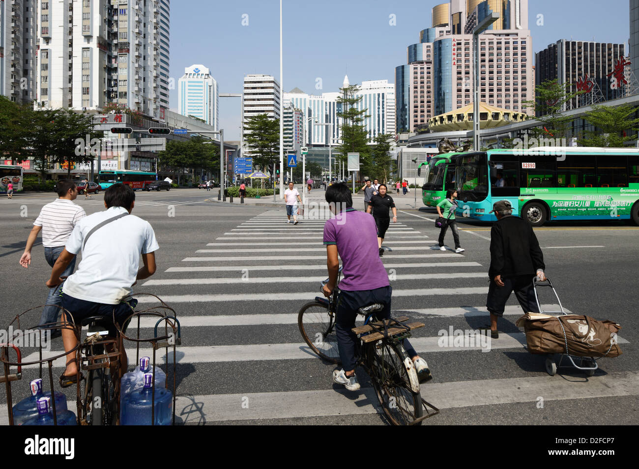 Shenzhen, China, cyclists and pedestrians to cross a crosswalk Stock ...