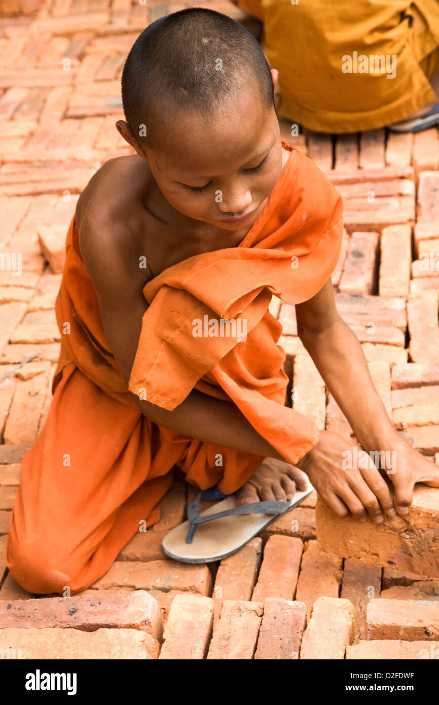 Novice monks working hi-res stock photography and images - Alamy