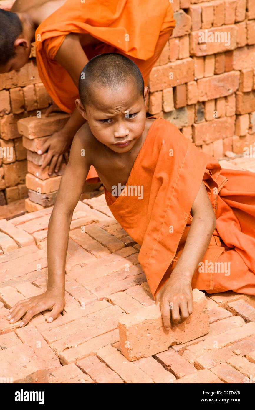 Novice monks working hi-res stock photography and images - Alamy