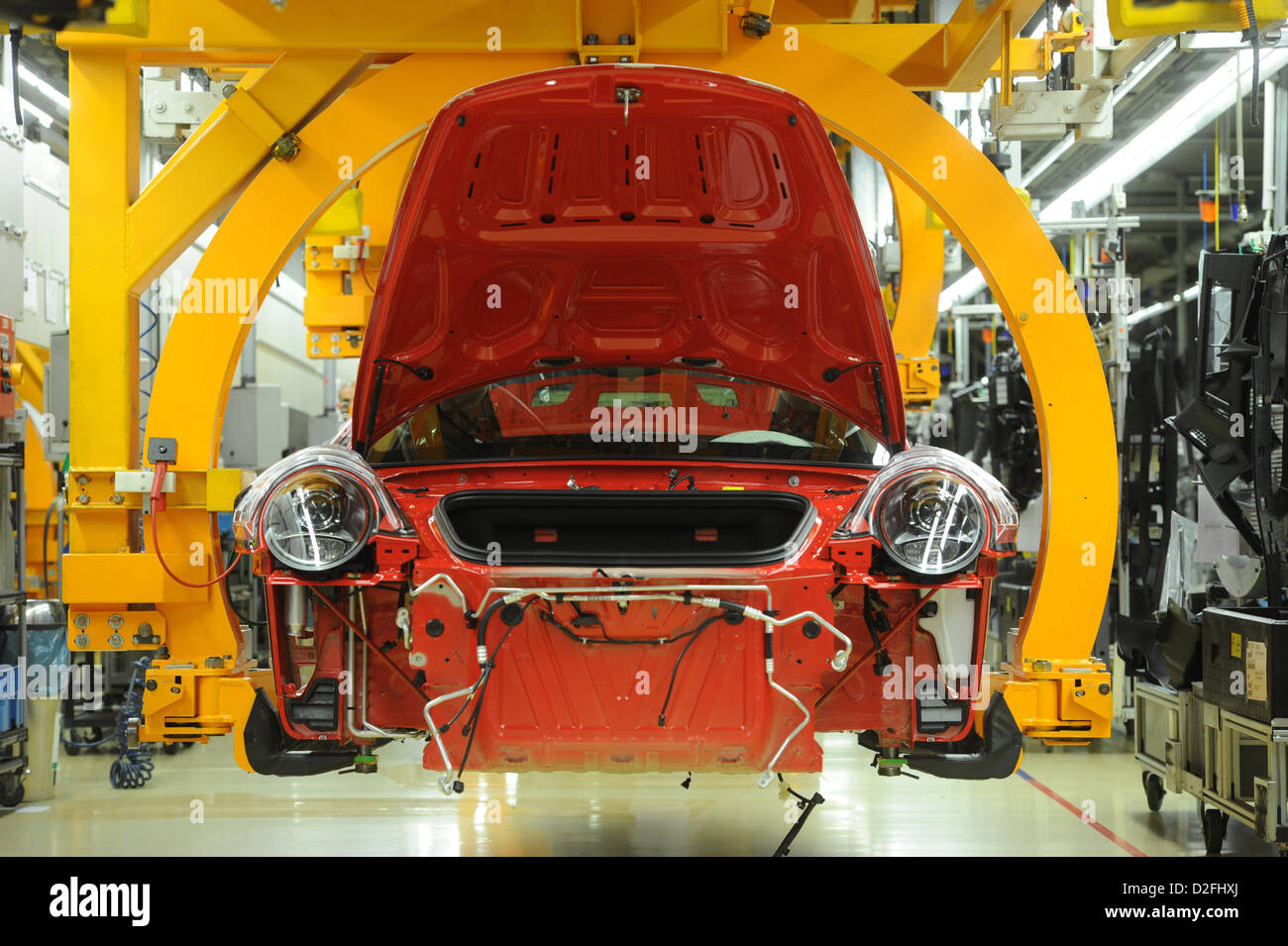 Employees of Porsche AG work at the assembly line of the model Porsche ...