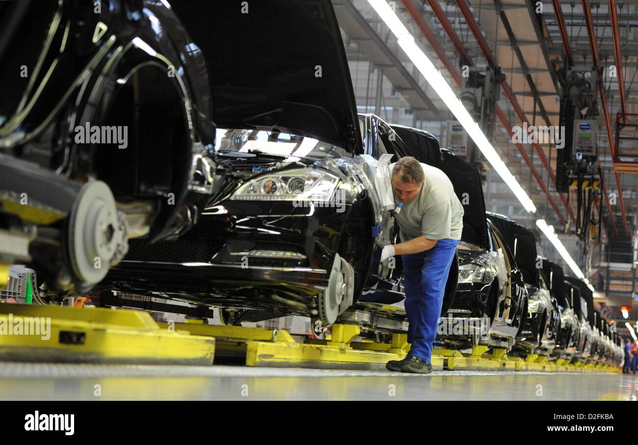 Employees of the auto brand Mercedes-Benz of the automobile concern ...