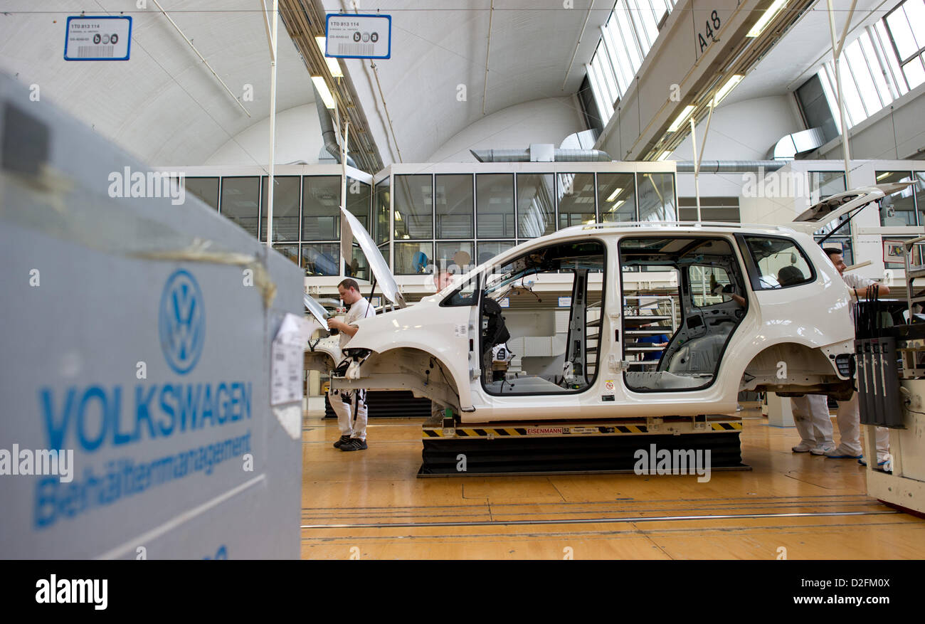 Employees of the Volkswagen AG produce vehicles Tiguan and Touran in ...