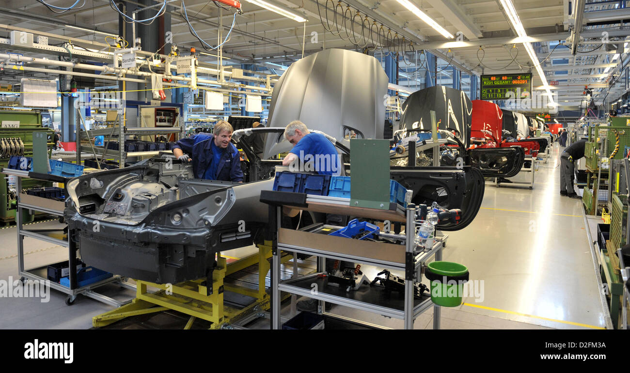 Employees are working on the body of the new Mercedes-Benz SL roadster ...