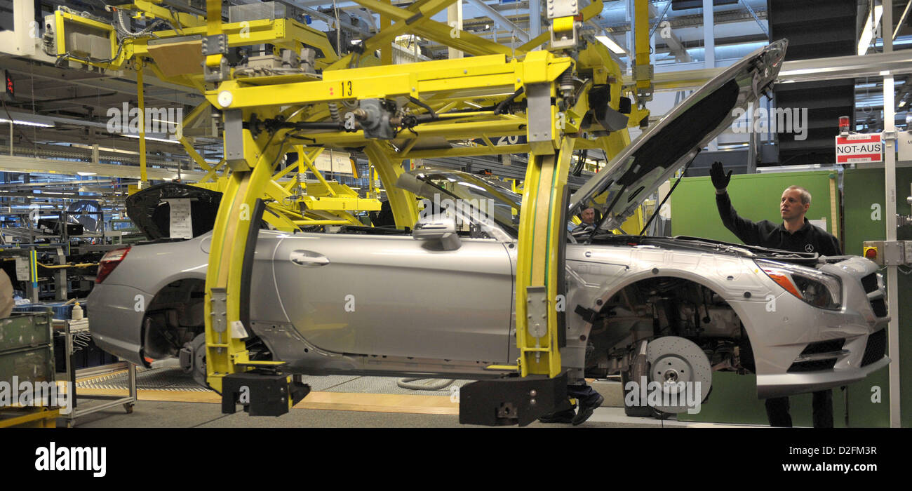 An employee is working on the engine of the new Mercedes-Benz SL ...