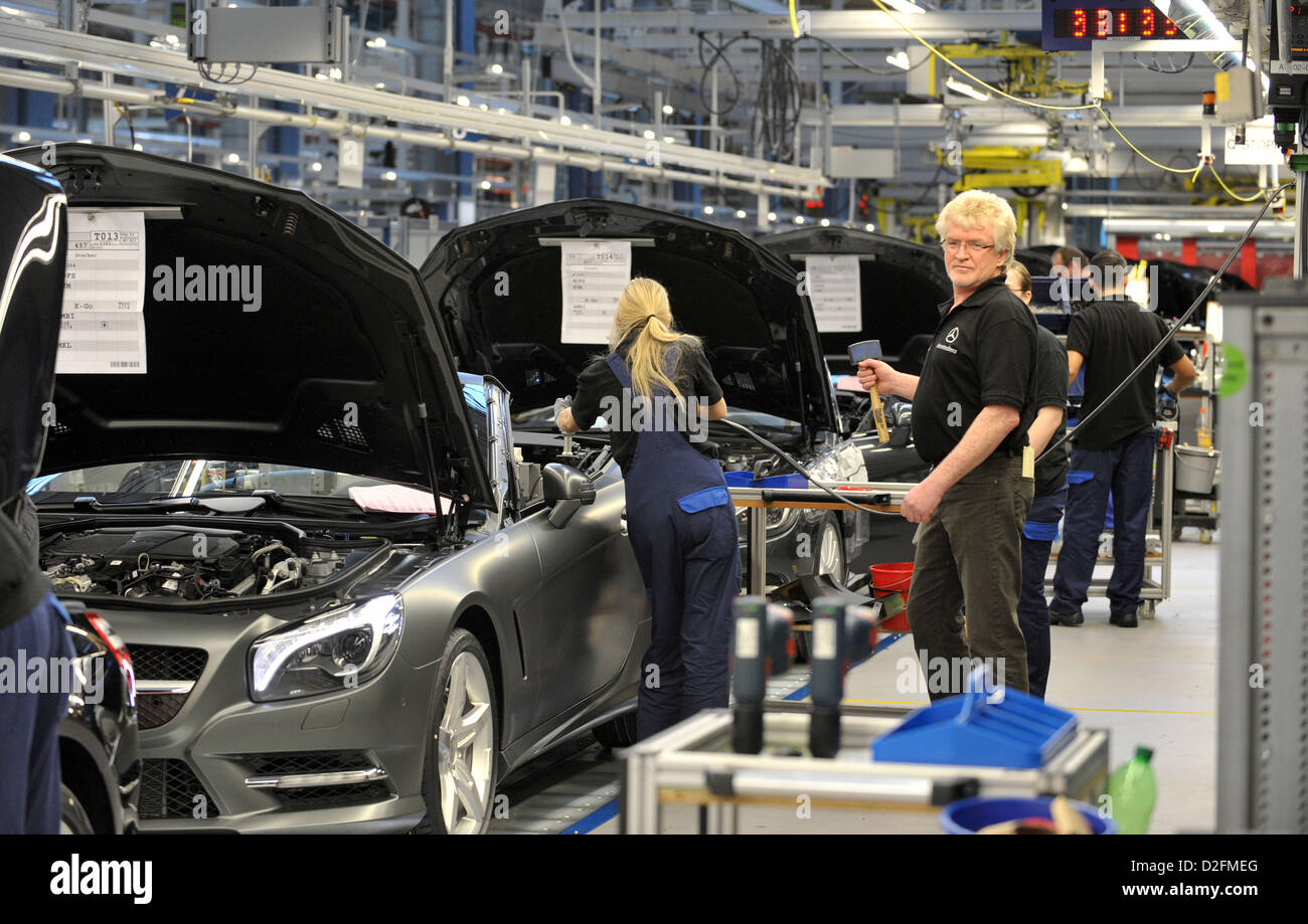 Employees are working on the engine of the new Mercedes-Benz SL ...