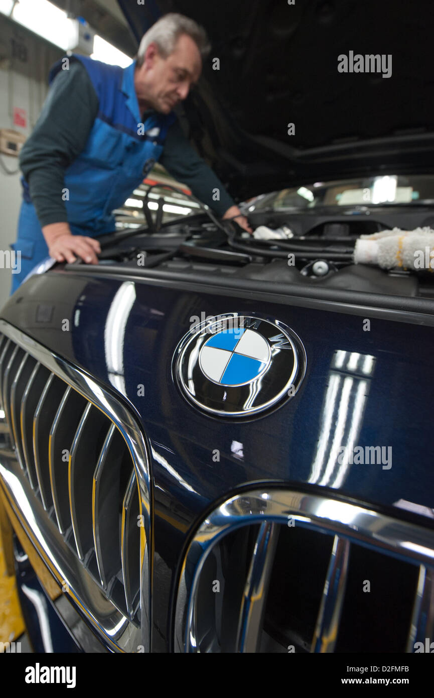 Bmw employee works on bmw hi-res stock photography and images - Alamy
