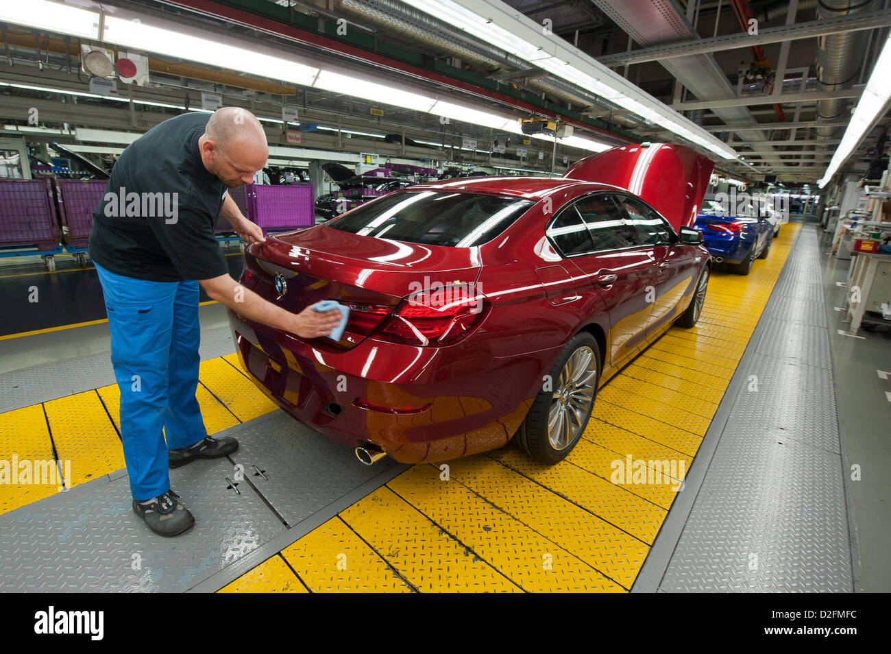 Bmw employee works on bmw hi-res stock photography and images - Alamy