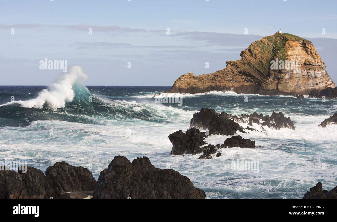 Breaking wave hi-res stock photography and images - Alamy