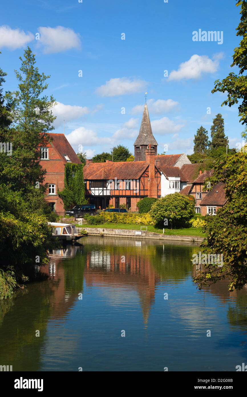 Village beside River Thames Stock Photo - Alamy