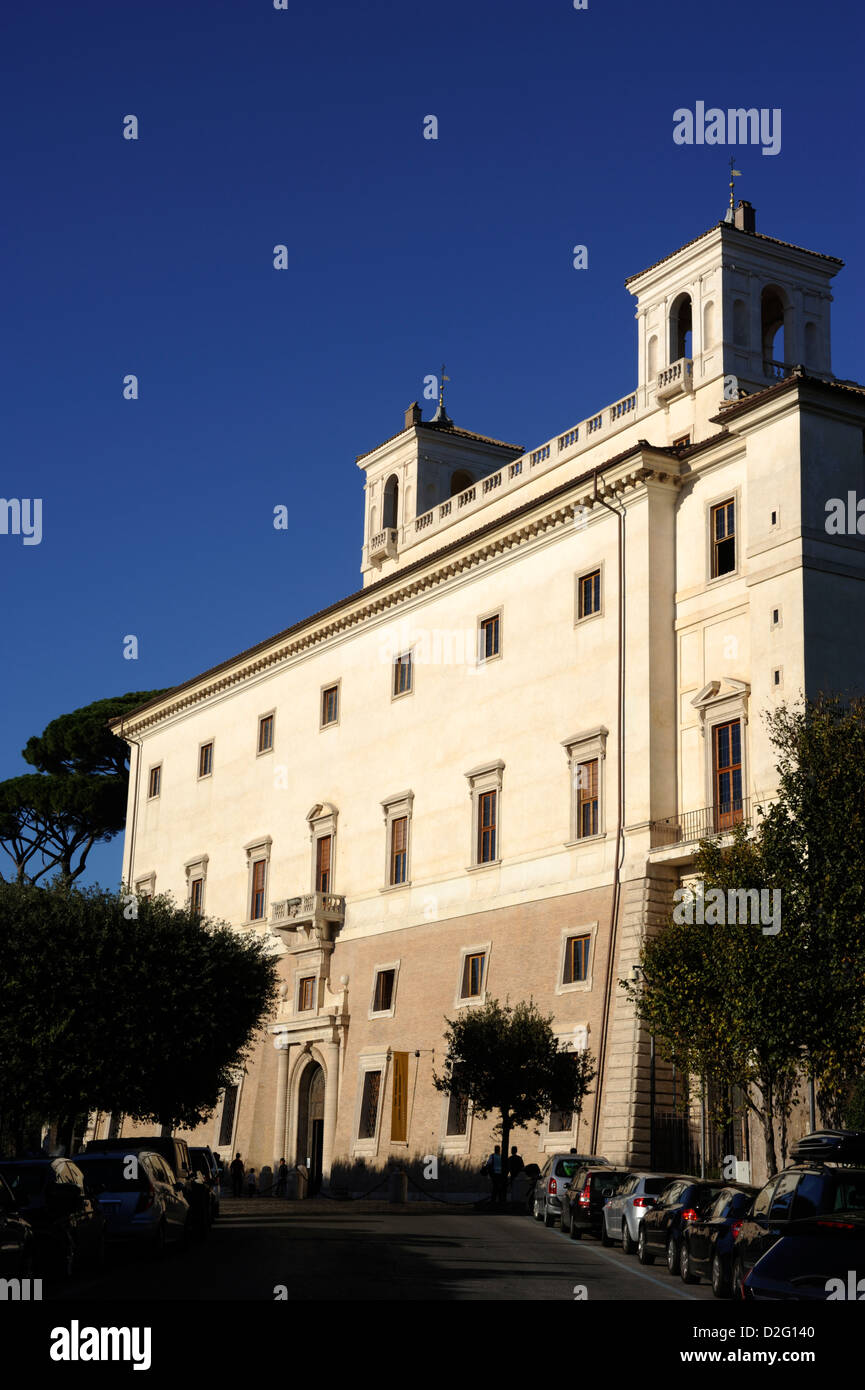 Italian villa facade hi-res stock photography and images - Alamy