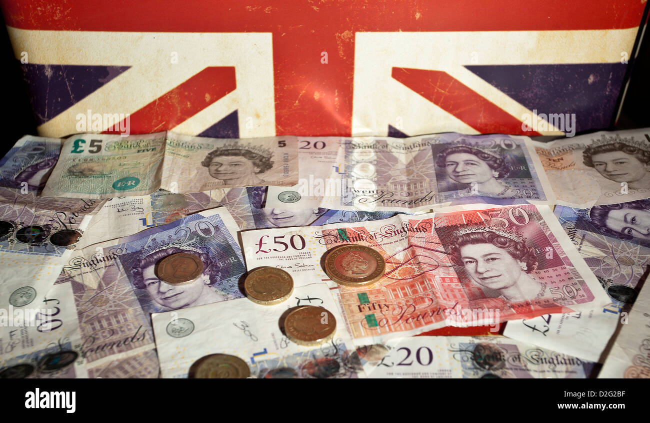 Ponds sterling banknotes and coins Stock Photo - Alamy
