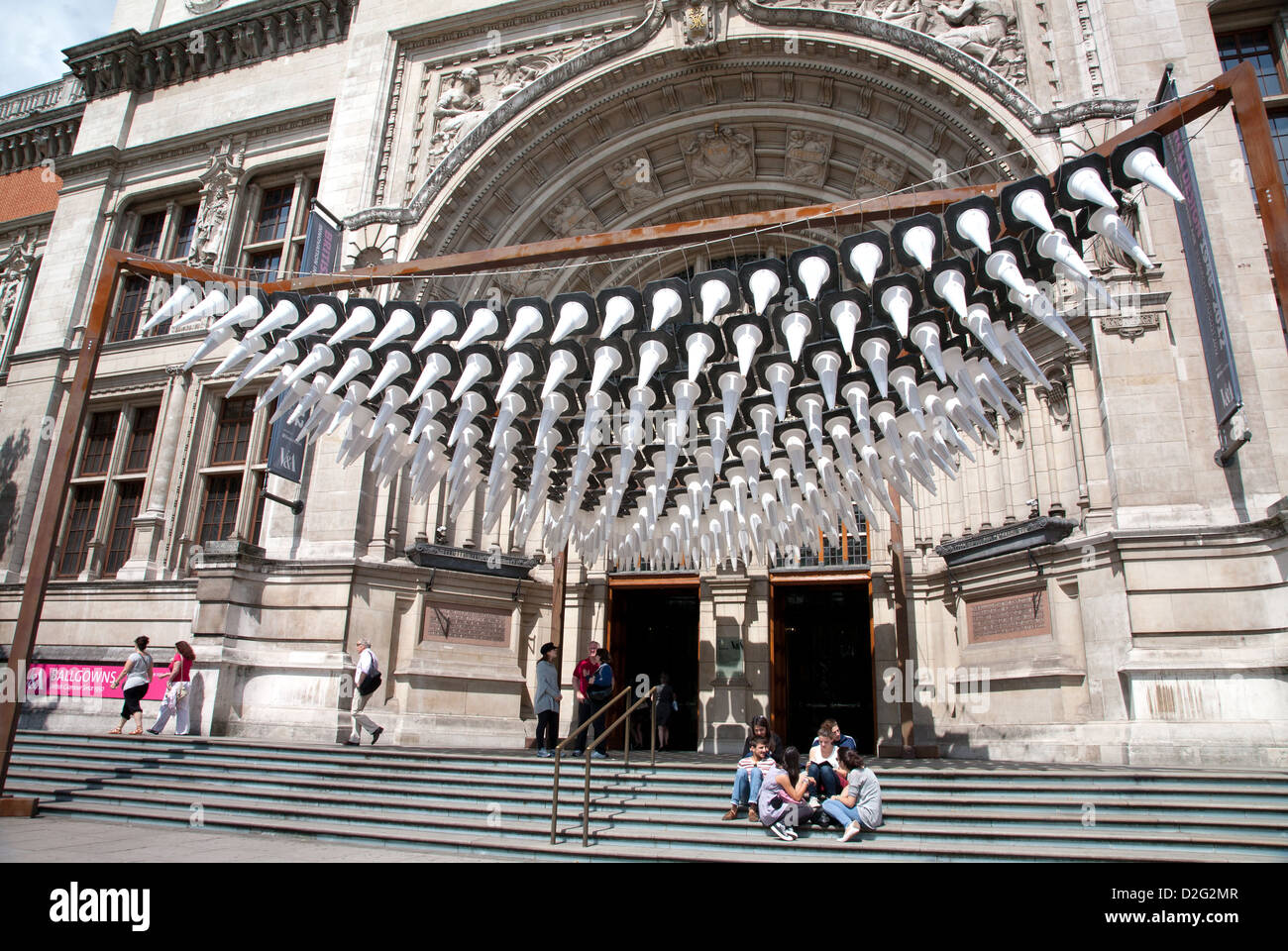 Public sitting on main entrance steps to Victoria and Albert Museum ...